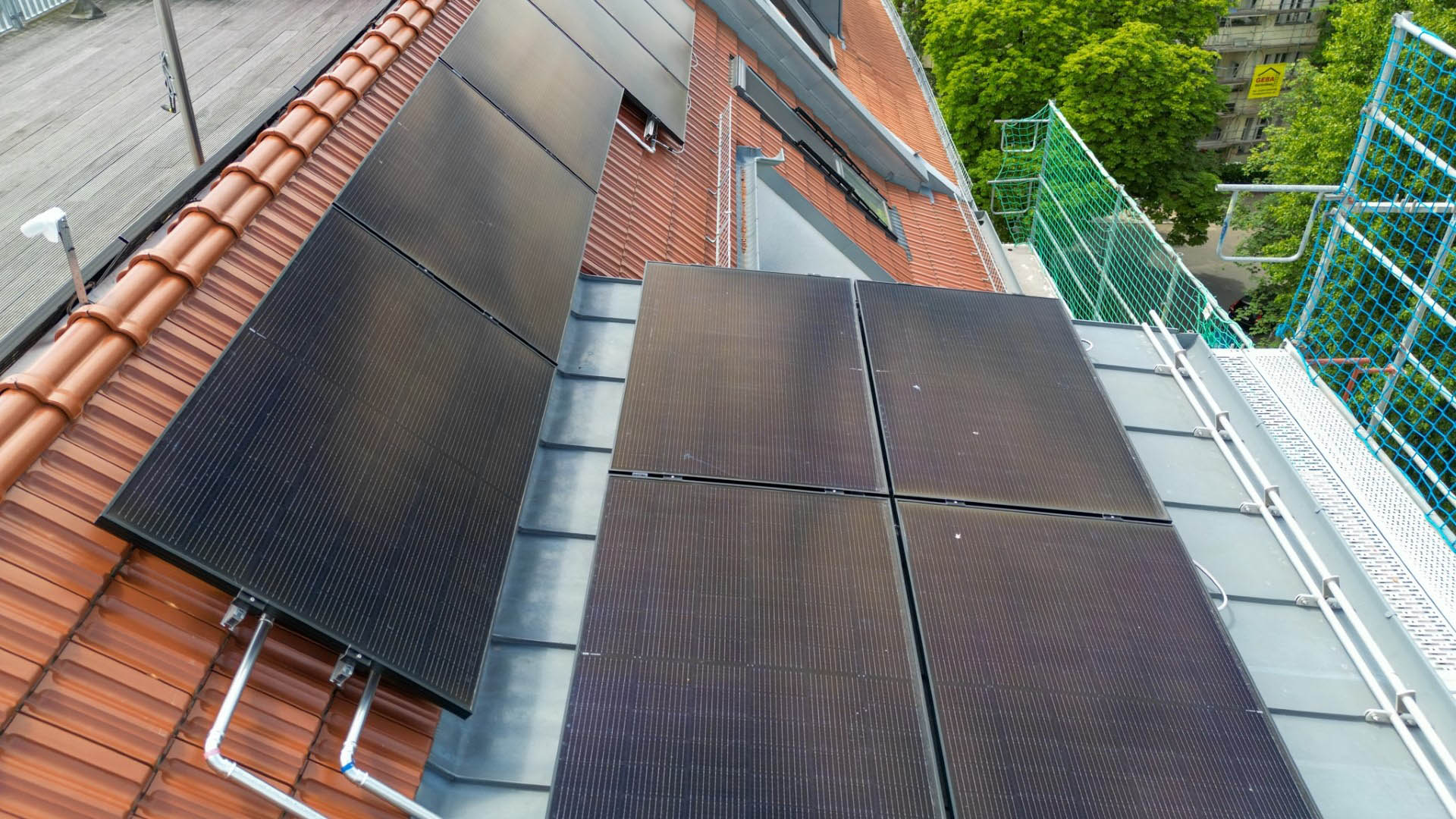 Energetische Altbau-Sanierung: PVT für Mehrfamilienhäuser