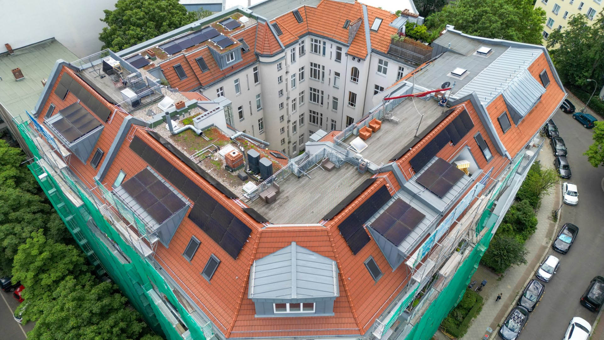 Energetische Altbau-Sanierung: PVT für Mehrfamilienhäuser